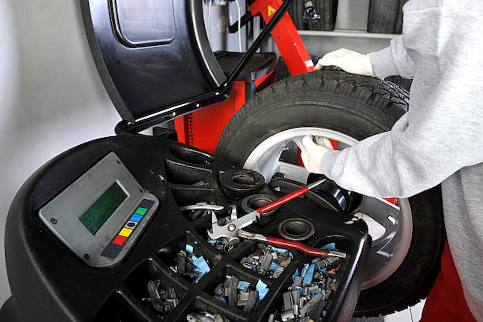 What Should You Look When Hiring Wheel Alignment Professionals